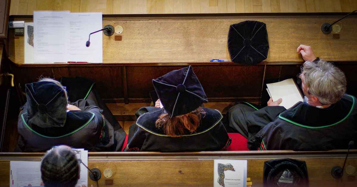 Voltallige promotiecommissie mag voortaan toga dragen - Universiteit ...